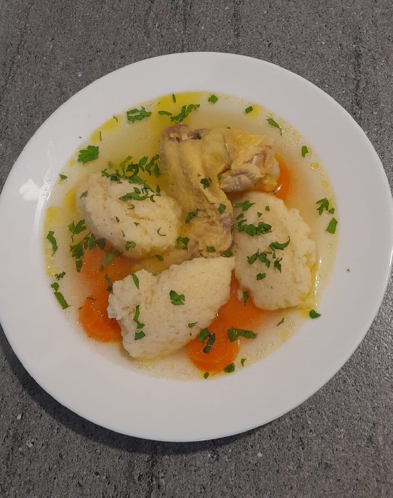 Supă de Aripioare cu Găluște – Rețetă Sățioasă și Reconfortantă